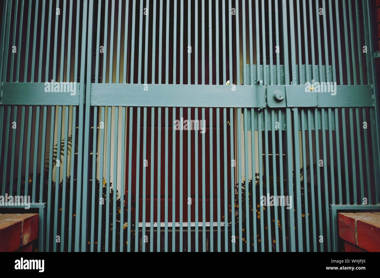 Low metal gate closed hi-res stock photography and images - Alamy