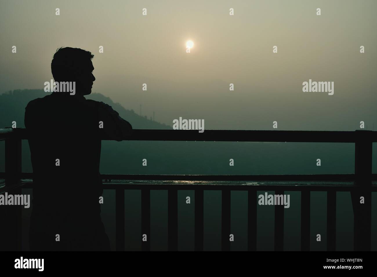 Man leaning against railing looking hi-res stock photography and images ...