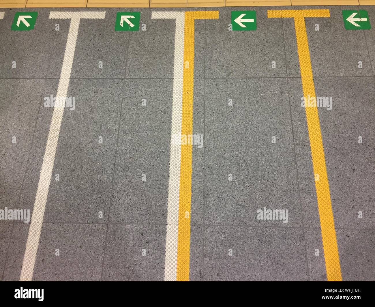 Empty station platform hi-res stock photography and images - Alamy