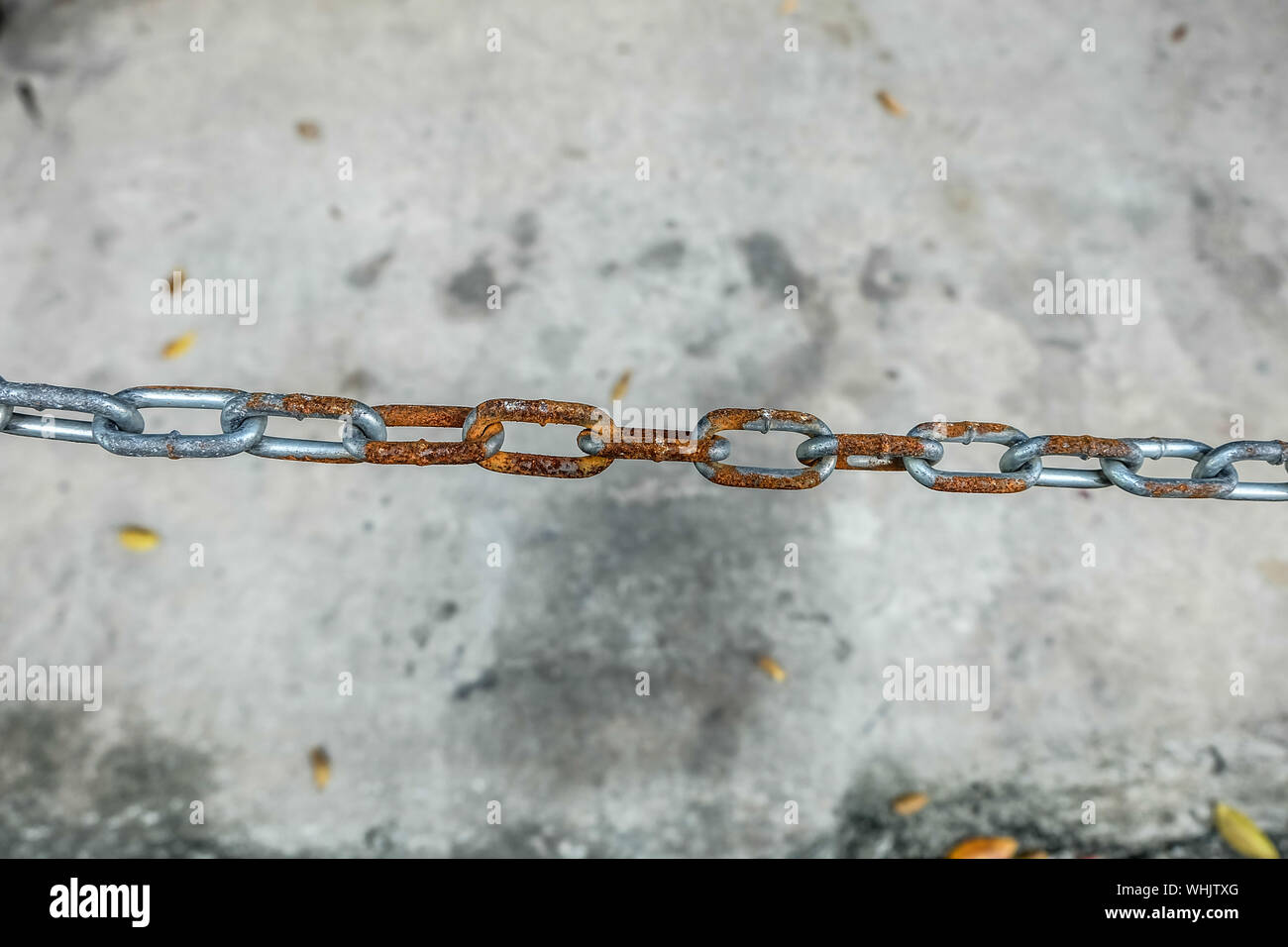 Broken rusty chain hi-res stock photography and images - Alamy