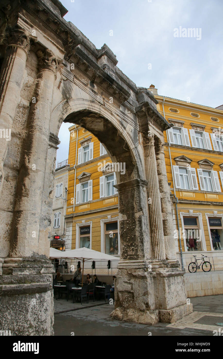 Golden Gate in Pula, Istria province, Croatia Stock Photo - Alamy