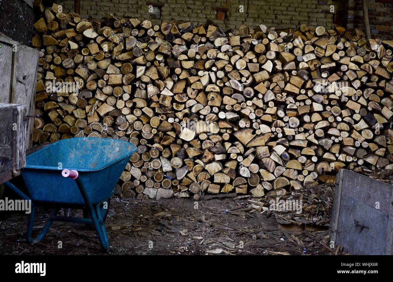 Log wheelbarrow wood hi-res stock photography and images - Alamy