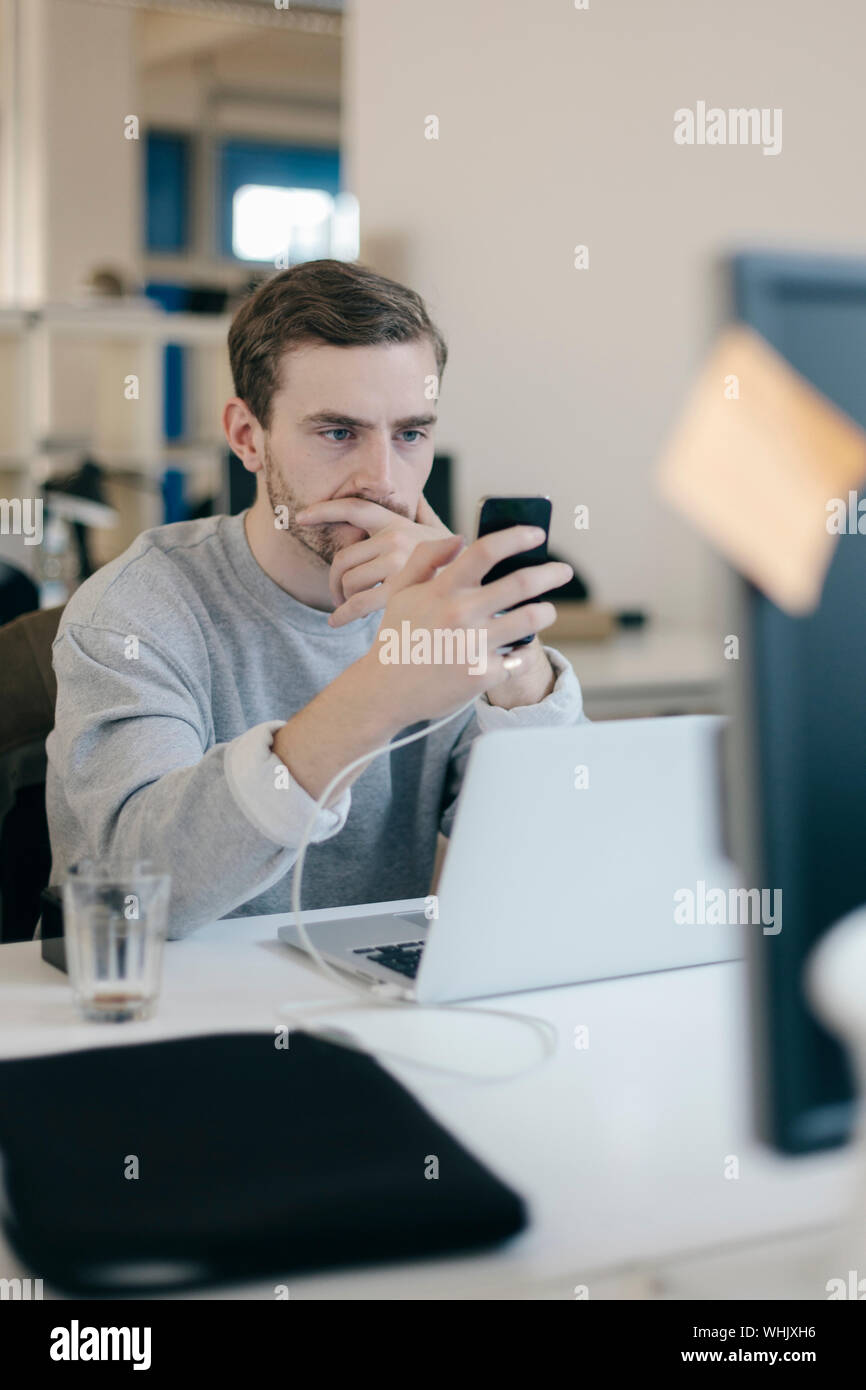 Office mobile phone texting hi-res stock photography and images - Alamy Office mobile phone texting hi-res stock photography and images - Alamy