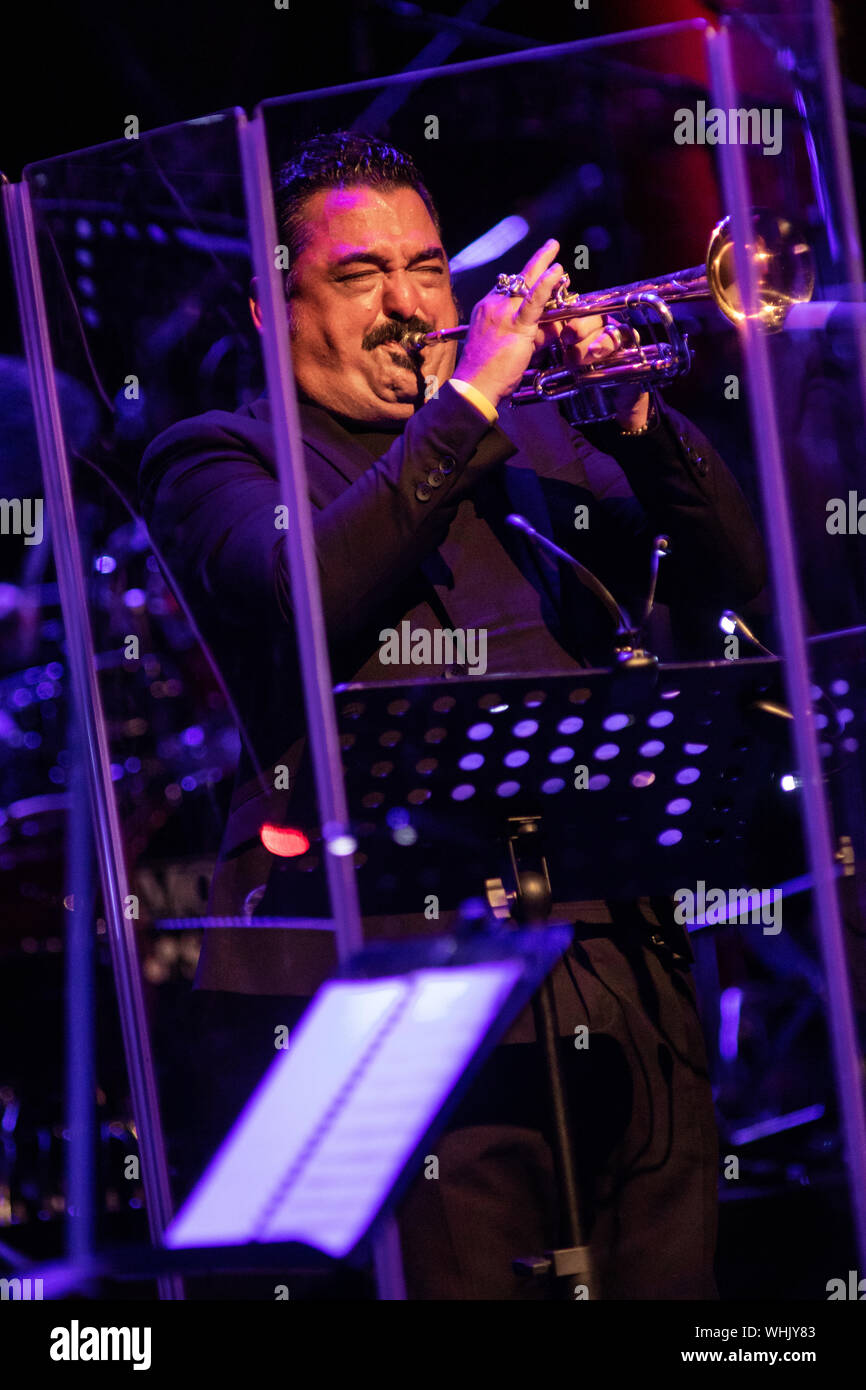 Mike patton singer hi-res stock photography and images - Alamy