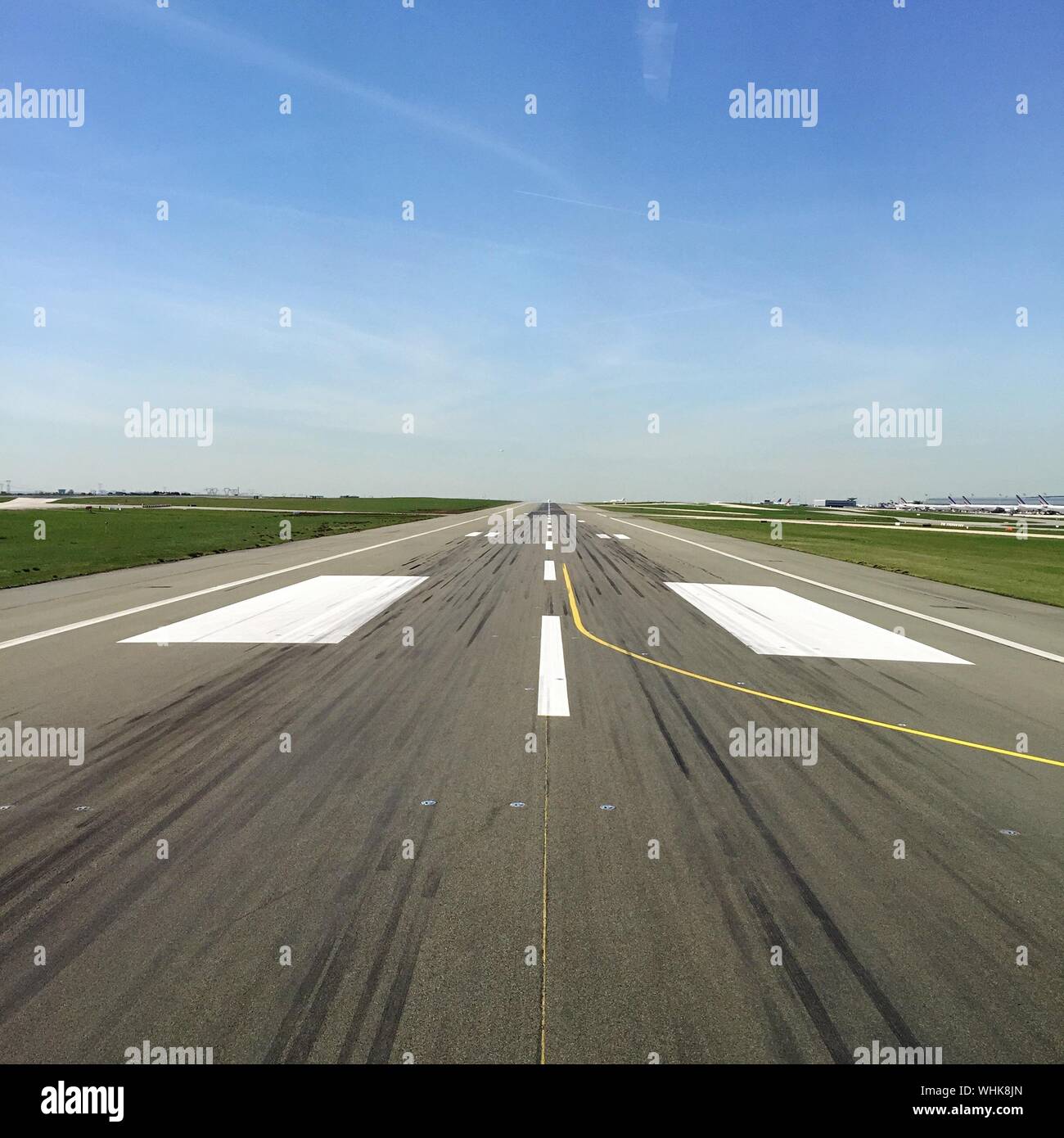 Horizon airport runway hi-res stock photography and images - Alamy