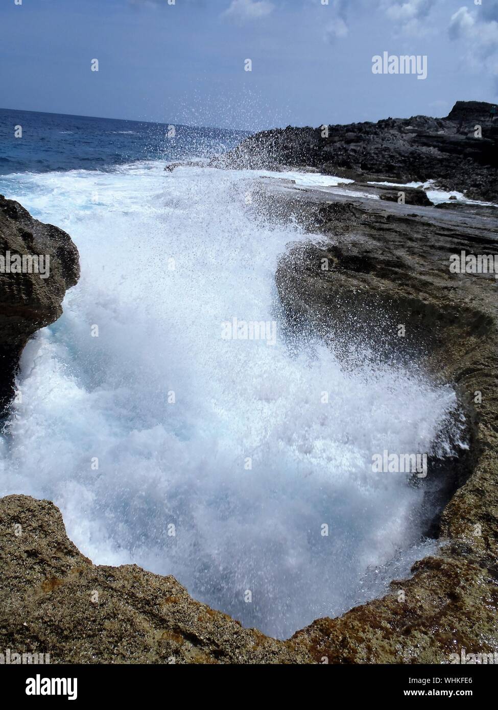 Waves breaking against cliff hi-res stock photography and images - Alamy