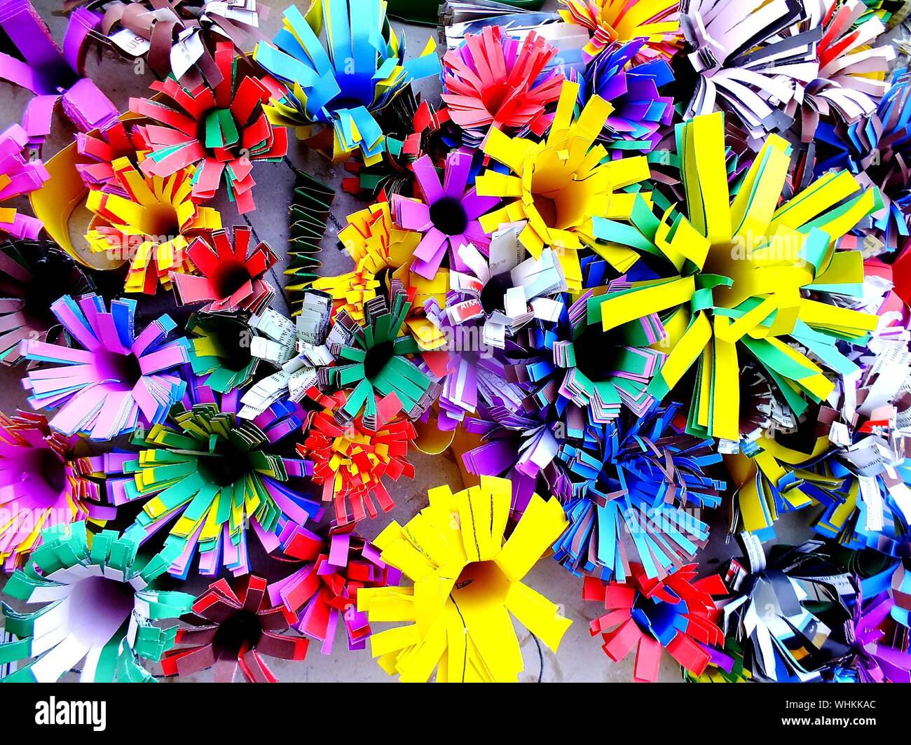 How to make paper flowers hi-res stock photography and images - Alamy