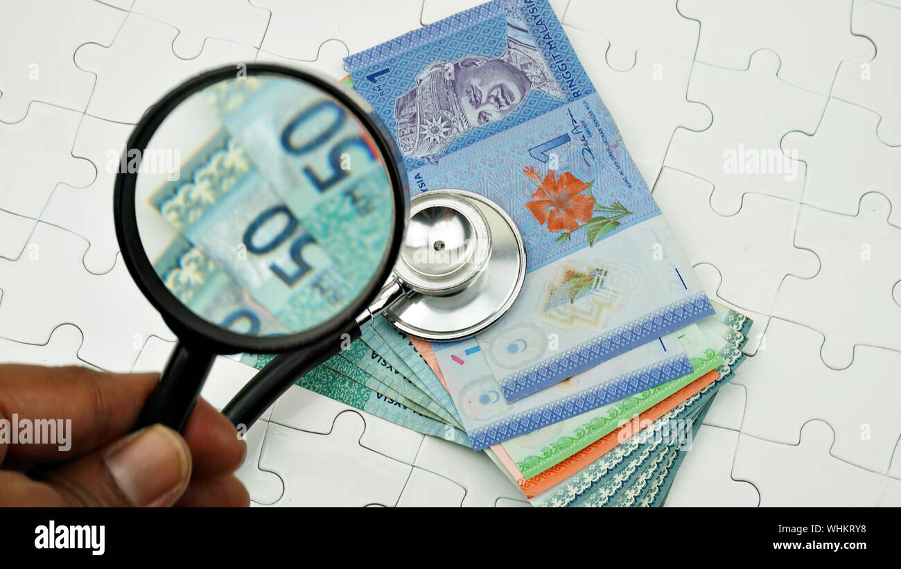 Magnifying glass money hi-res stock photography and images - Alamy