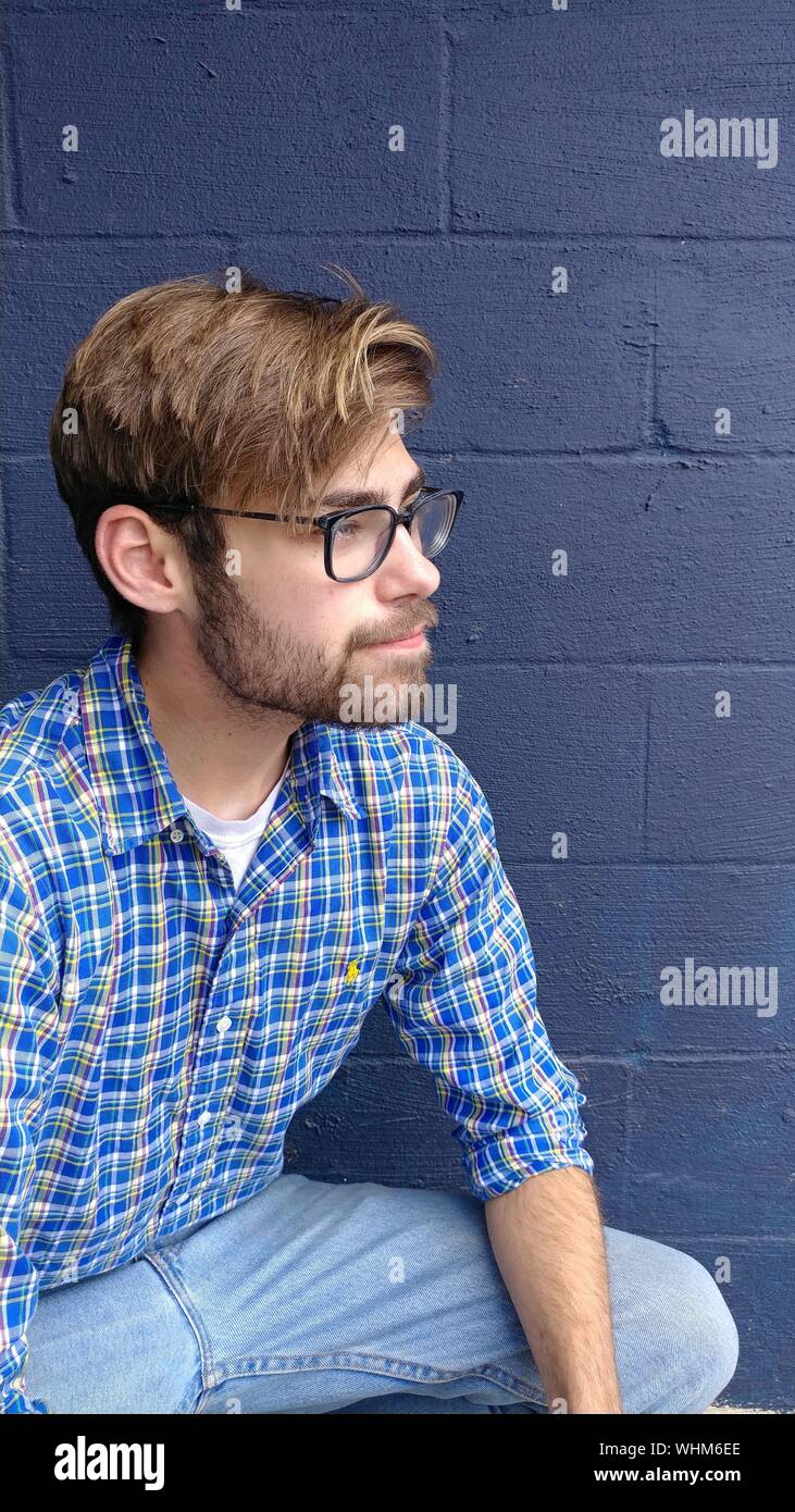 Man crouching down hi-res stock photography and images - Alamy