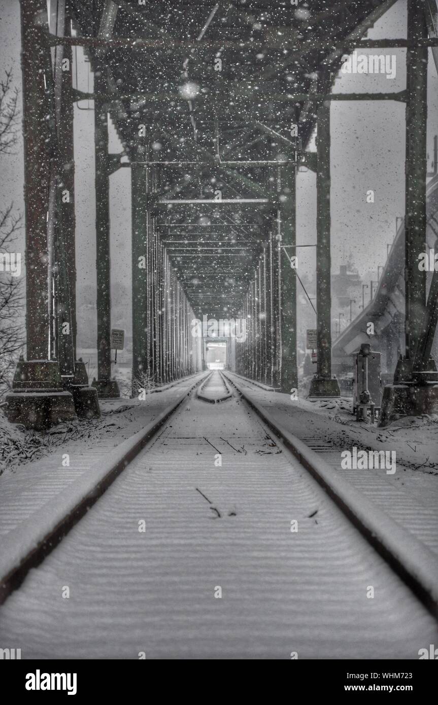 Covered railroad bridge hi-res stock photography and images - Alamy