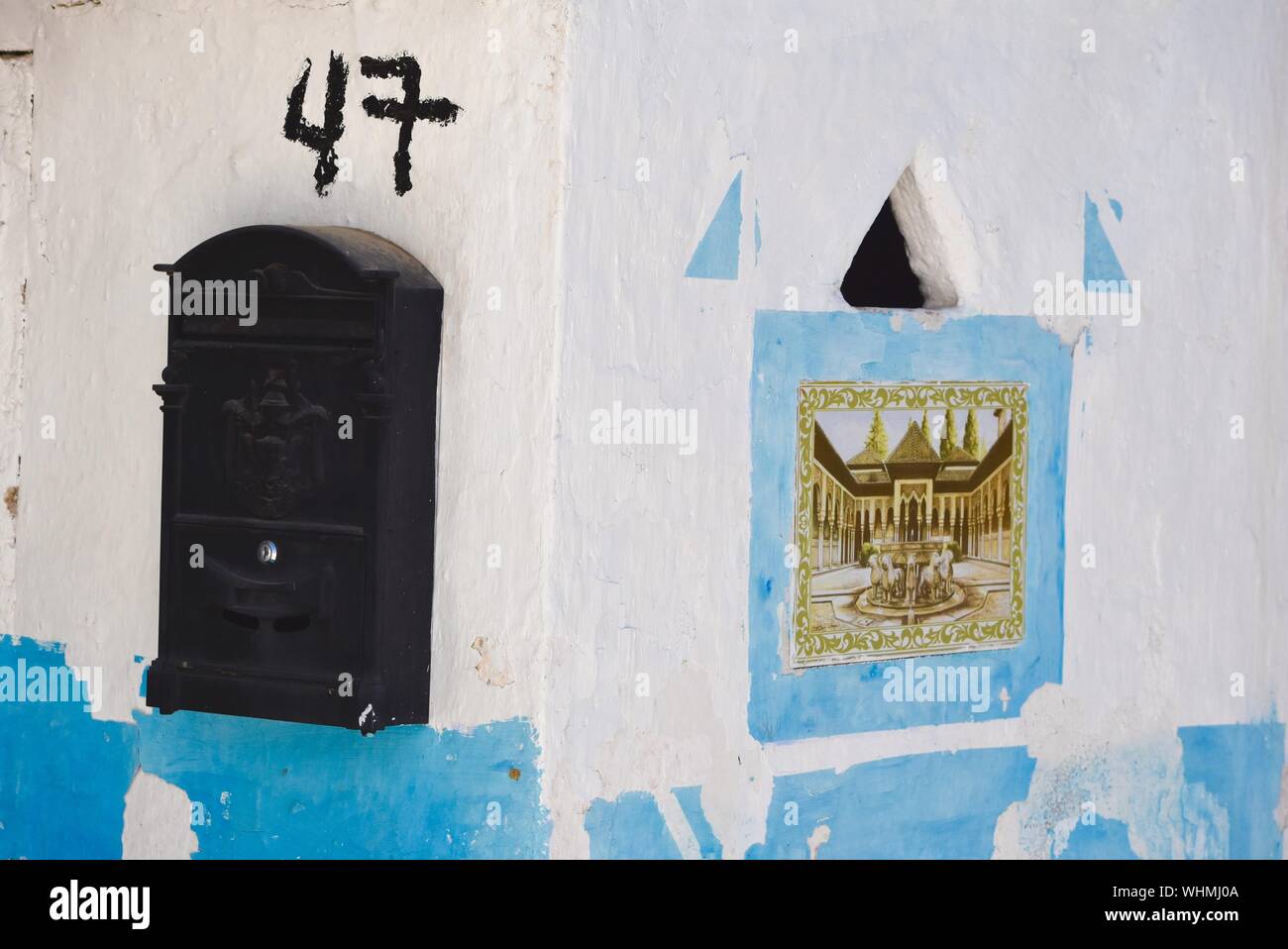 Old fashioned mailbox hi-res stock photography and images - Alamy