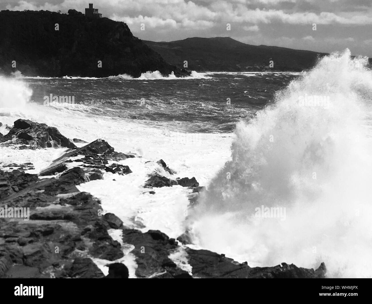 Storm waves breaking against rocks hi-res stock photography and images ...