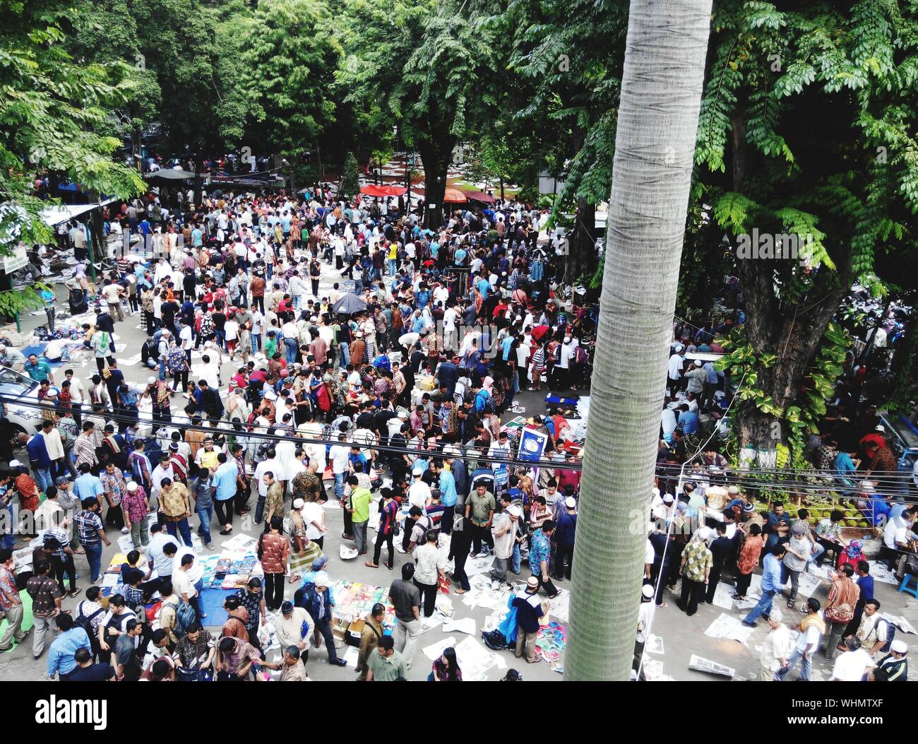 Crowd at street market hi-res stock photography and images - Alamy