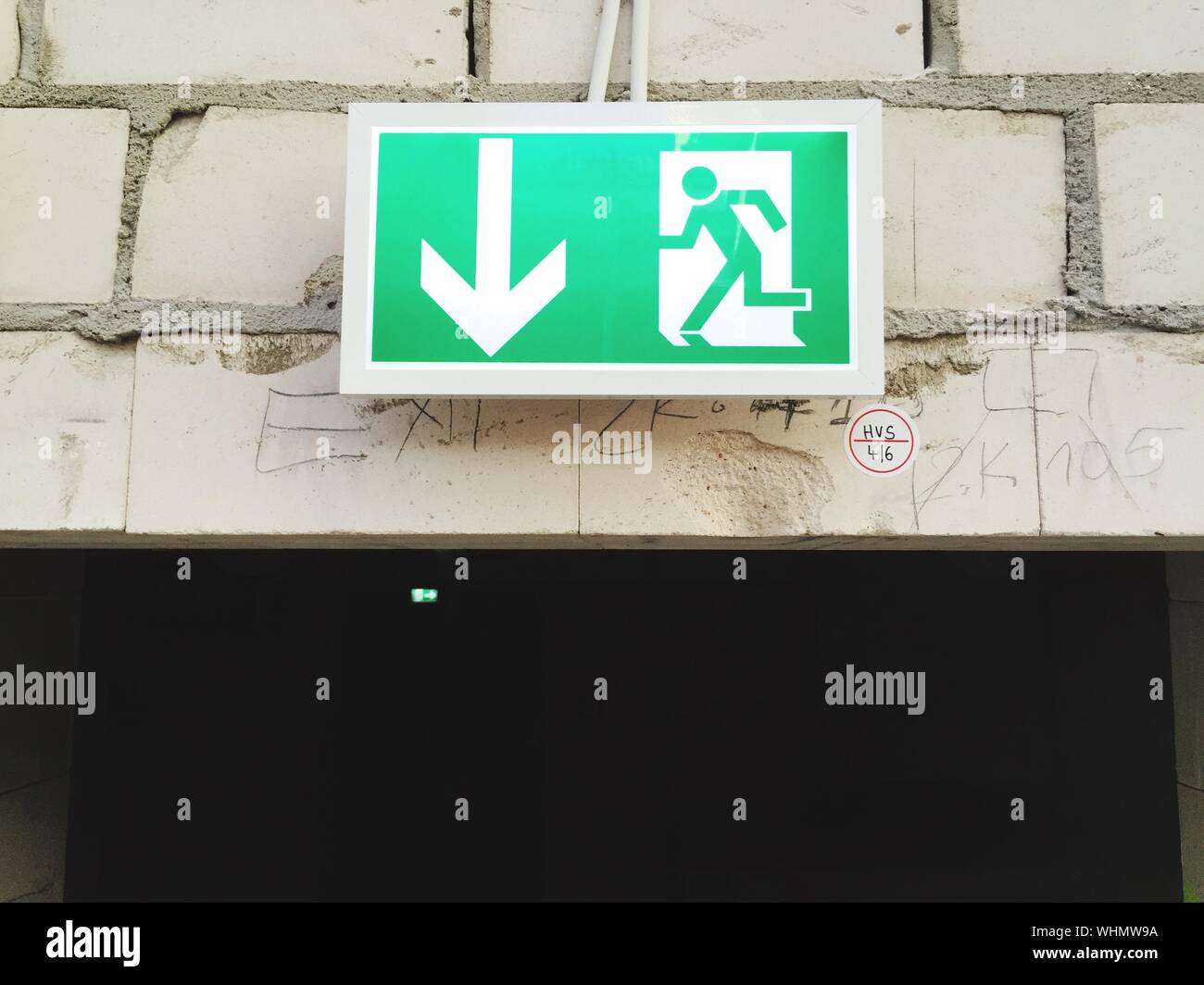 Green arrow wall hi-res stock photography and images - Alamy