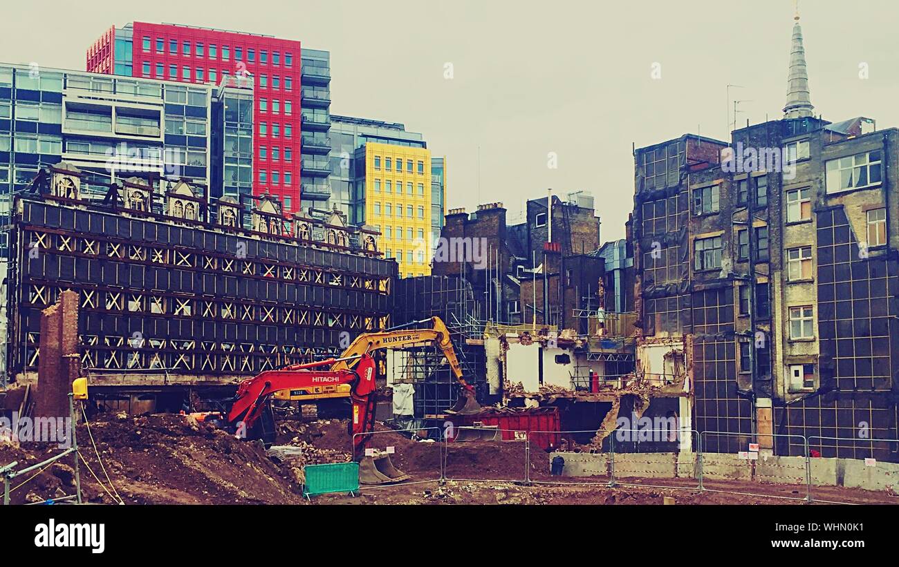 Demolishing buildings hi-res stock photography and images - Alamy