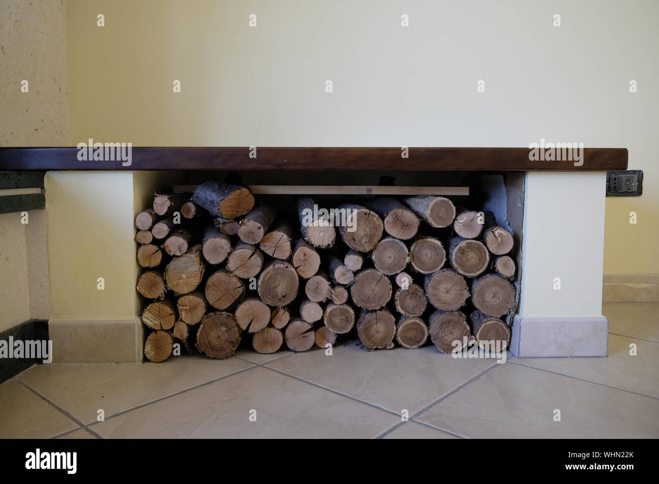 Logs In Fireplace High Resolution Stock Photography and Images - Alamy