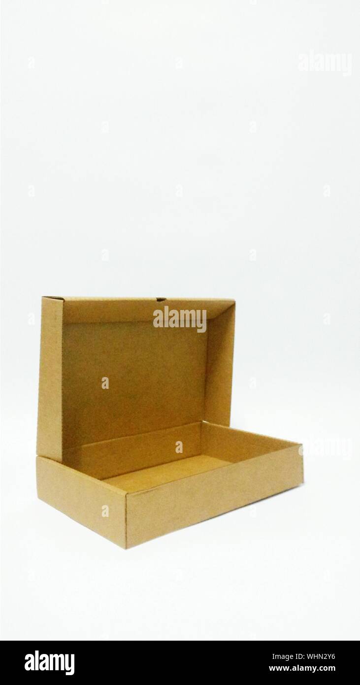 Open cardboard box hi-res stock photography and images - Alamy