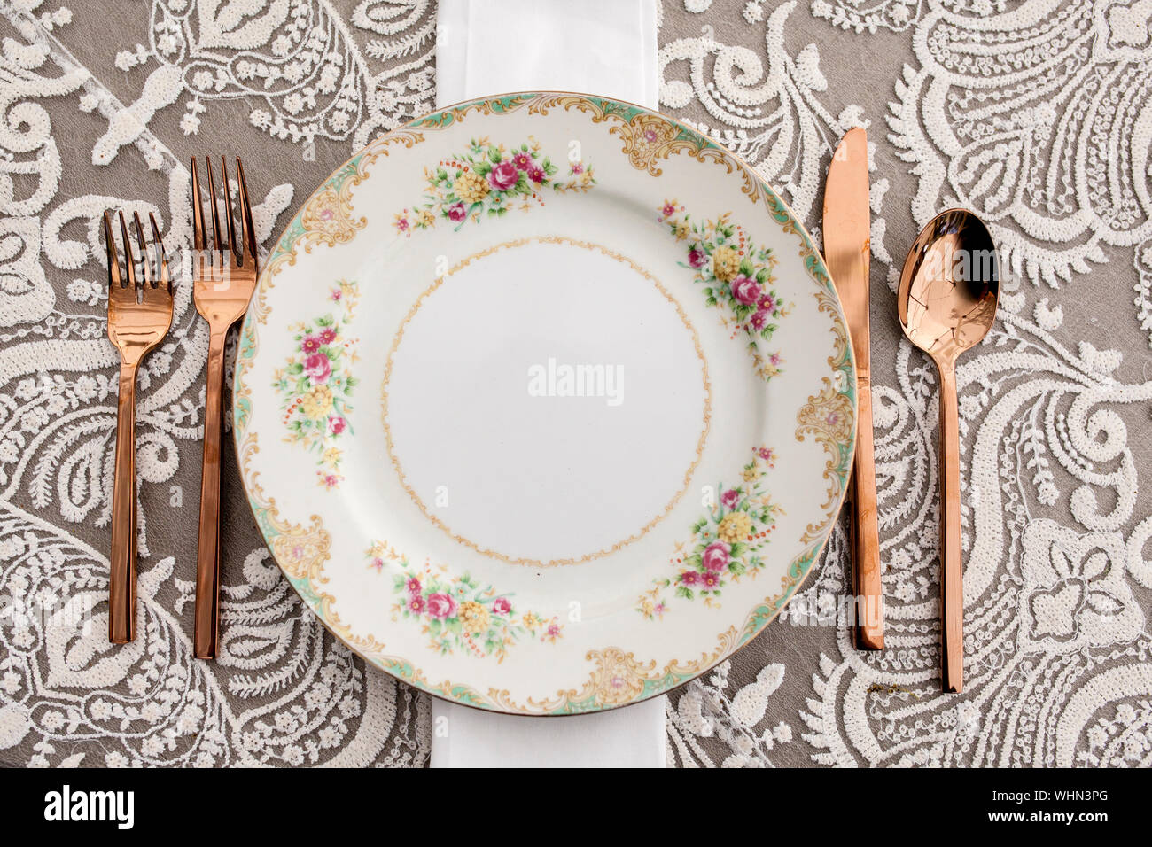 vintage dinner place setting for formal dinner Stock Photo - Alamy