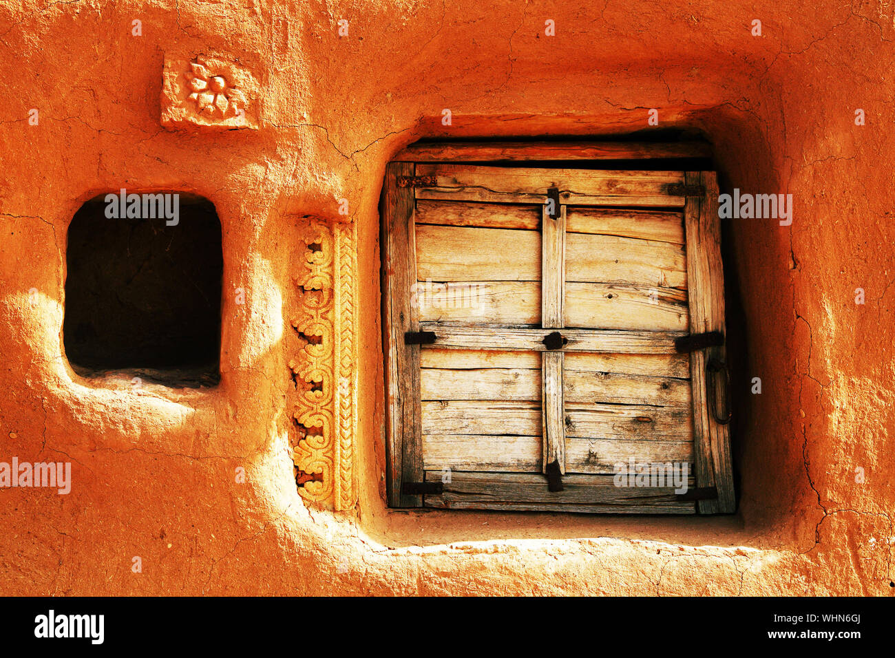 Closed wooden window hi-res stock photography and images - Alamy