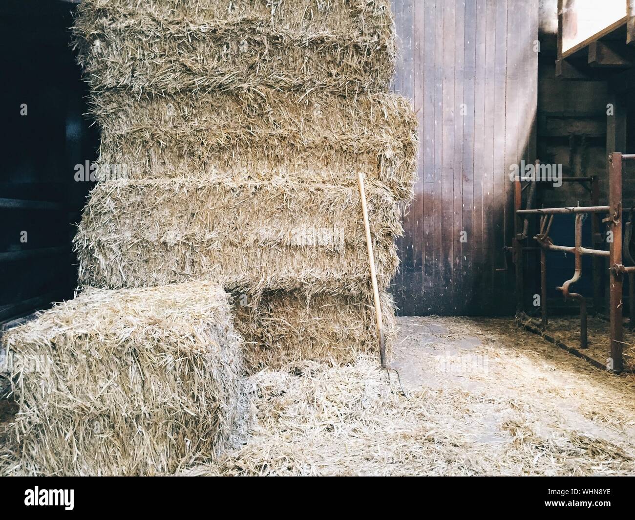 Hay Bales And Barn High Resolution Stock Photography and Images - Alamy