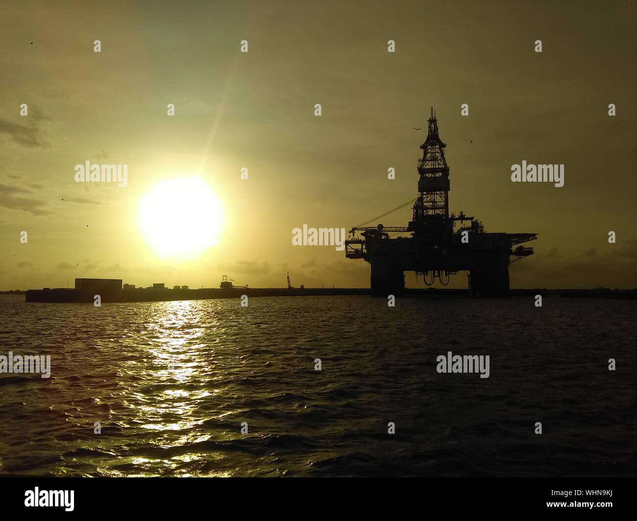 Oil Rig Silhouette High Resolution Stock Photography and Images - Alamy