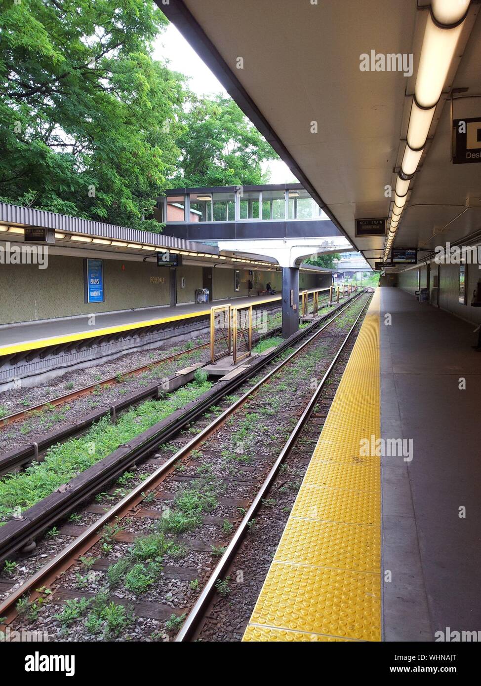 Yellow platform sign hi-res stock photography and images - Alamy