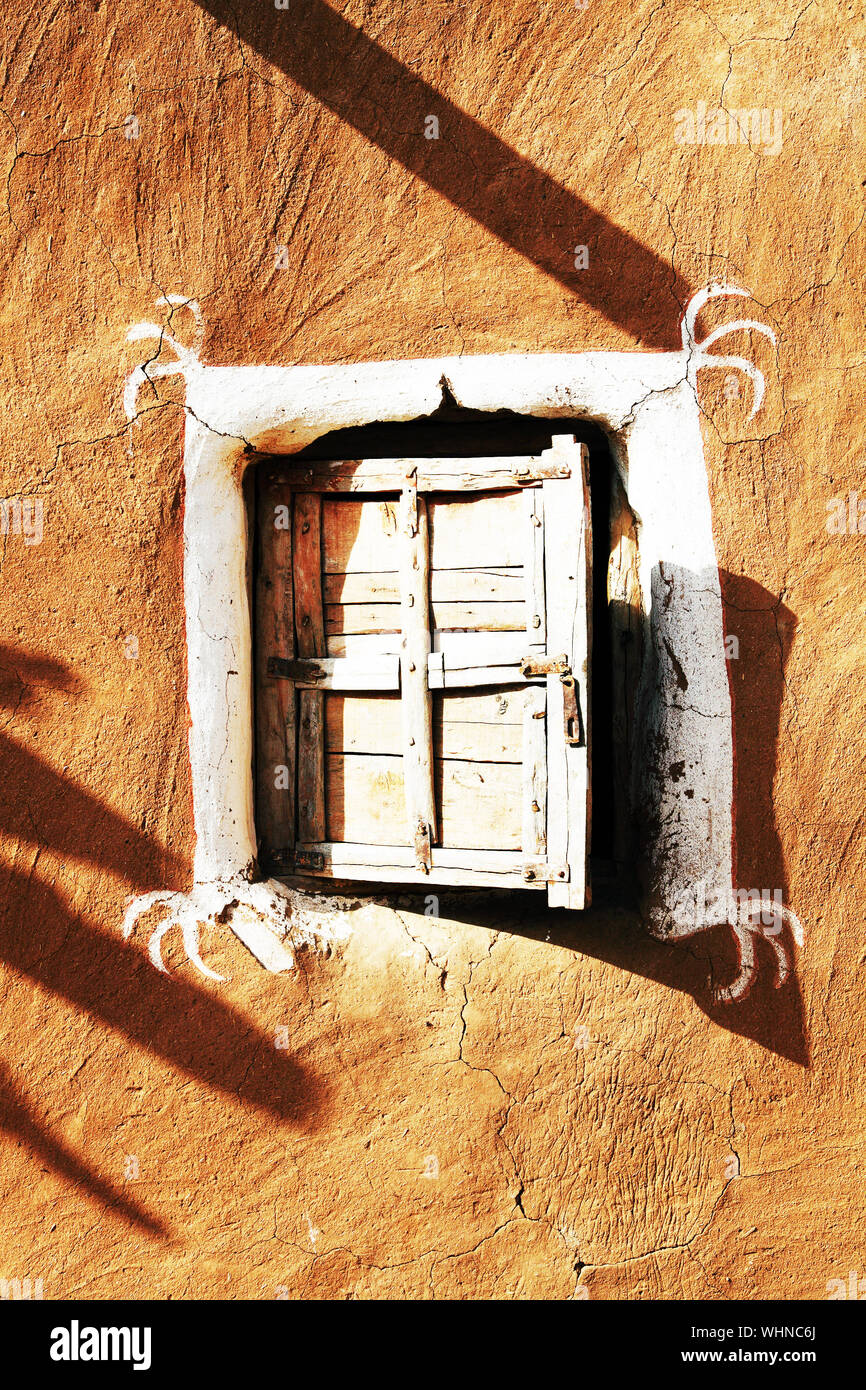 Closed wooden window hi-res stock photography and images - Alamy