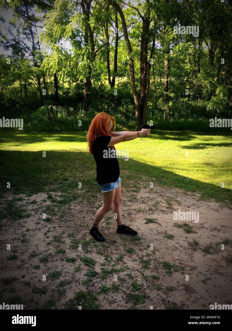 Woman with gun hi-res stock photography and images - Alamy