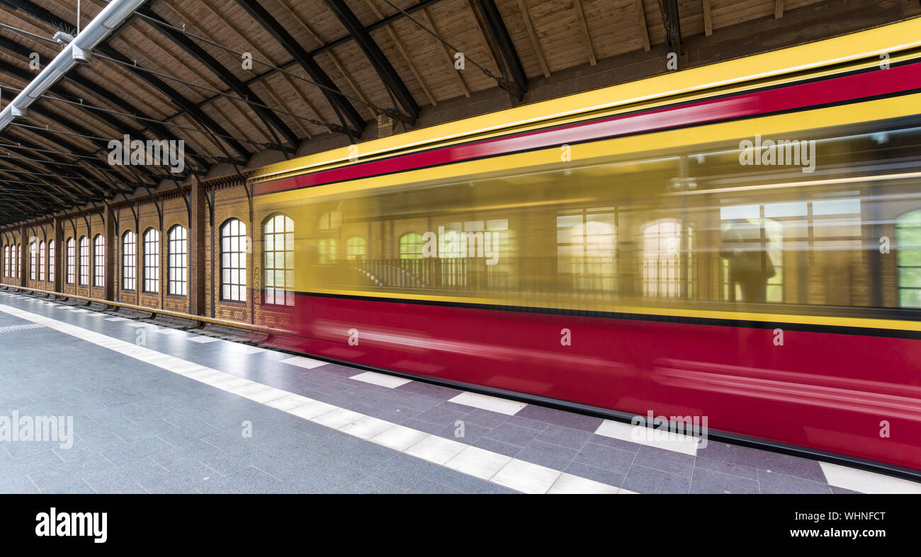 Motion platform hi-res stock photography and images - Alamy