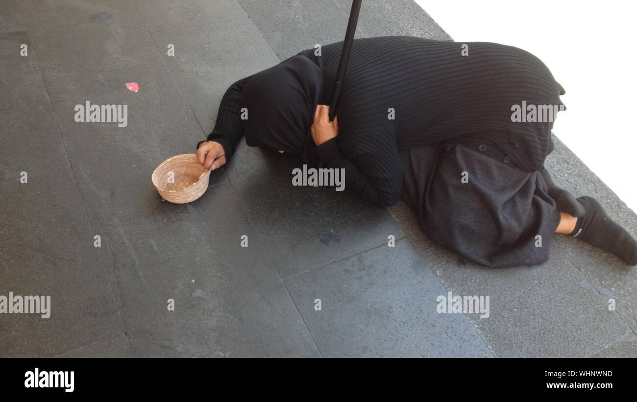 Kneel hi-res stock photography and images - Alamy