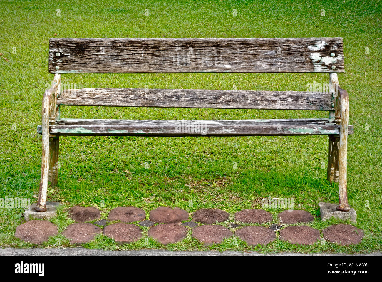 Old man on park bench hi-res stock photography and images - Alamy