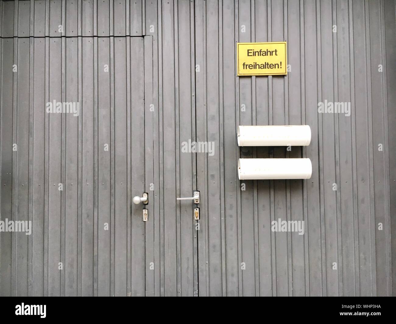 Garage closed sign hi-res stock photography and images - Alamy