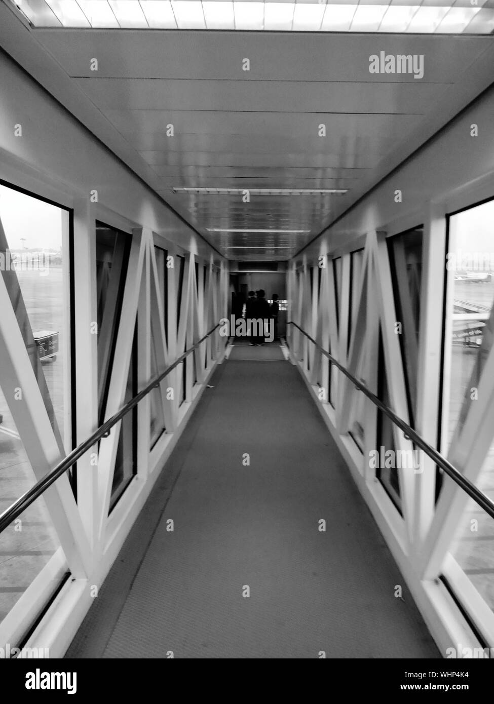 Airport passenger boarding bridge hi-res stock photography and images ...
