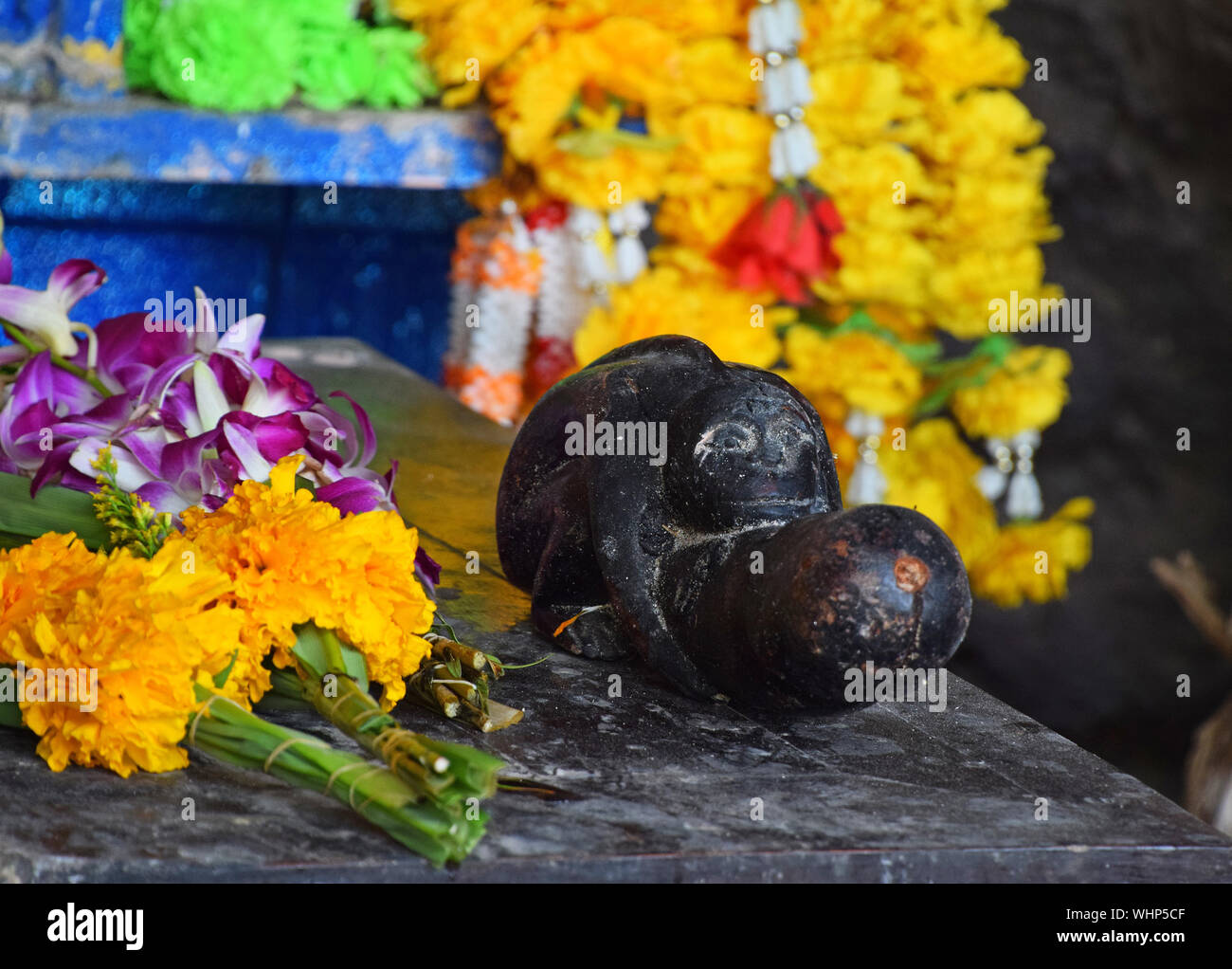 Offering offerings shrine religious hi-res stock photography and images ...