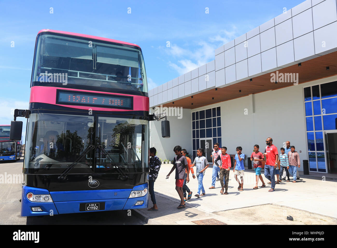 (190903) -- MALE, Sept. 3, 2019 (Xinhua) -- Passengers get on a bus at ...