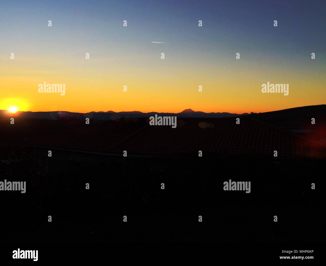 Sun setting behind mountain hi-res stock photography and images - Alamy