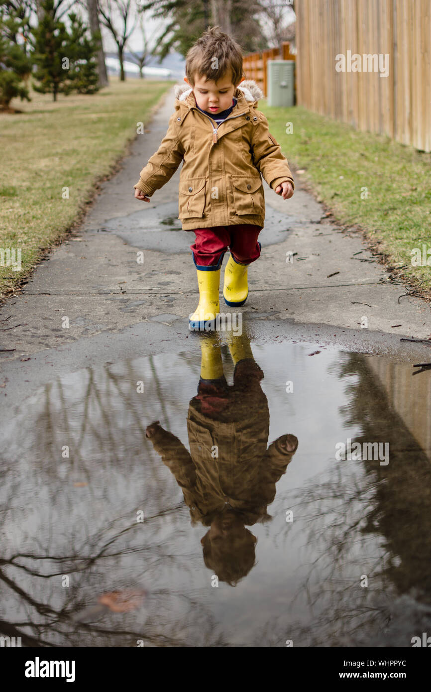 Puddle rain reflection in front hi-res stock photography and images - Alamy