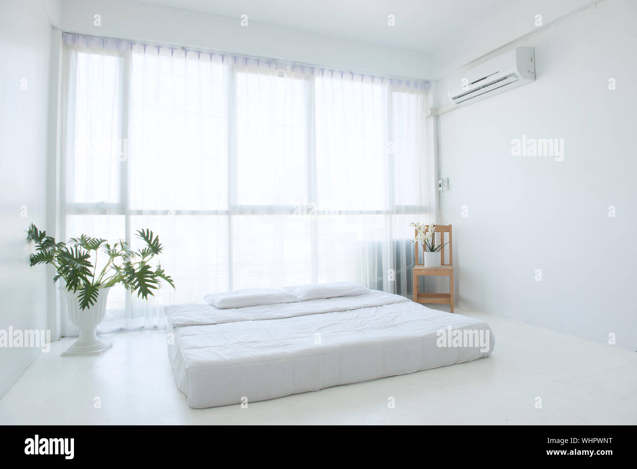 Empty bed hi-res stock photography and images - Alamy