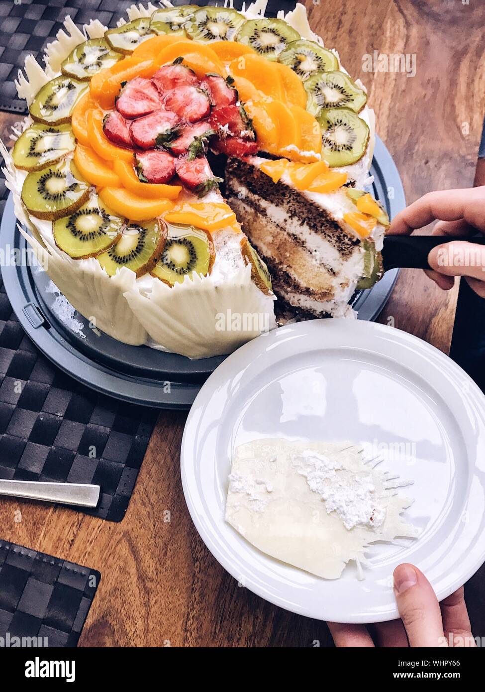Hand serving cake hi-res stock photography and images - Alamy