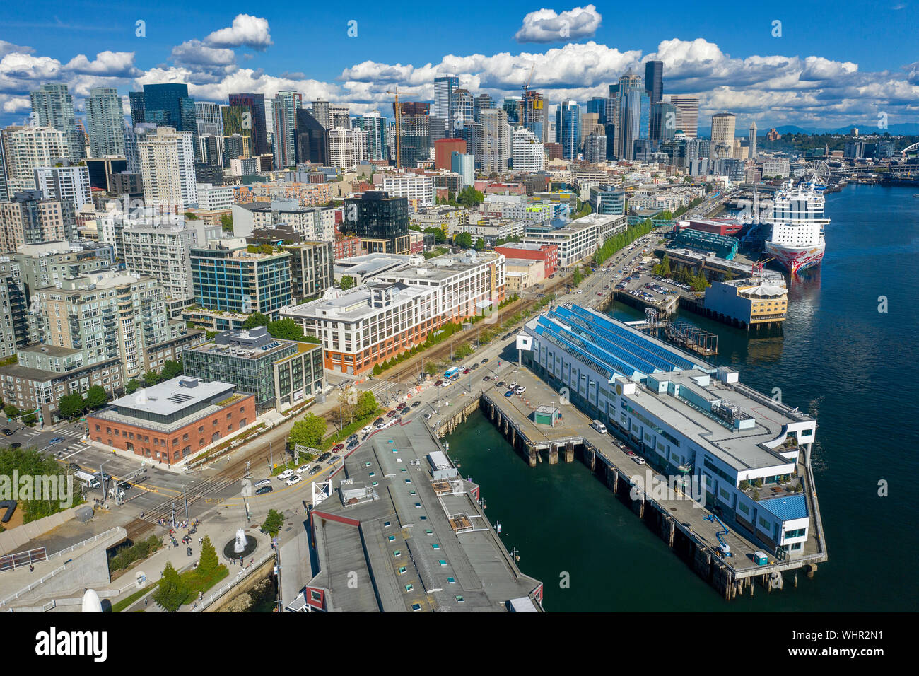Aerial footage of the Seattle Skyline Stock Photo - Alamy