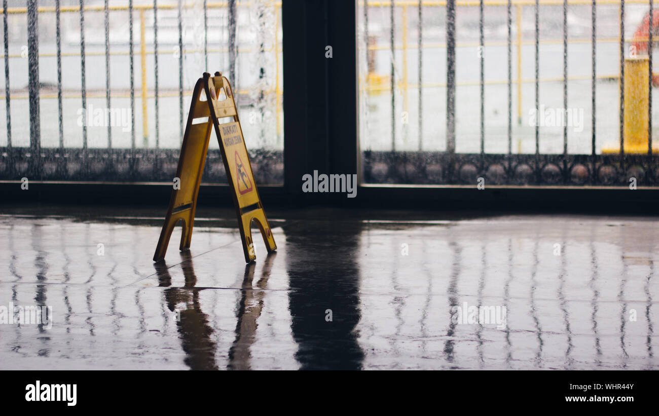 Slippery when wet road hi-res stock photography and images - Alamy