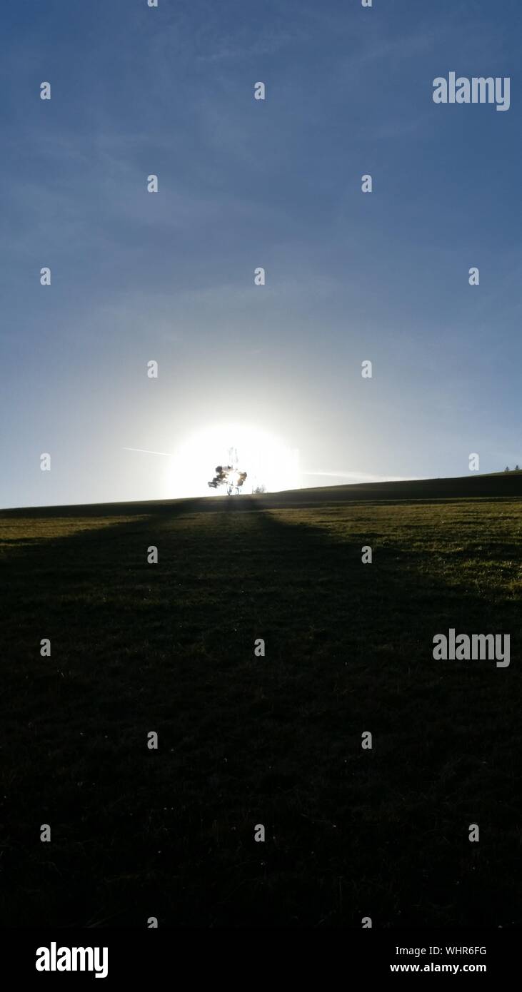 Hill setting hi-res stock photography and images - Alamy