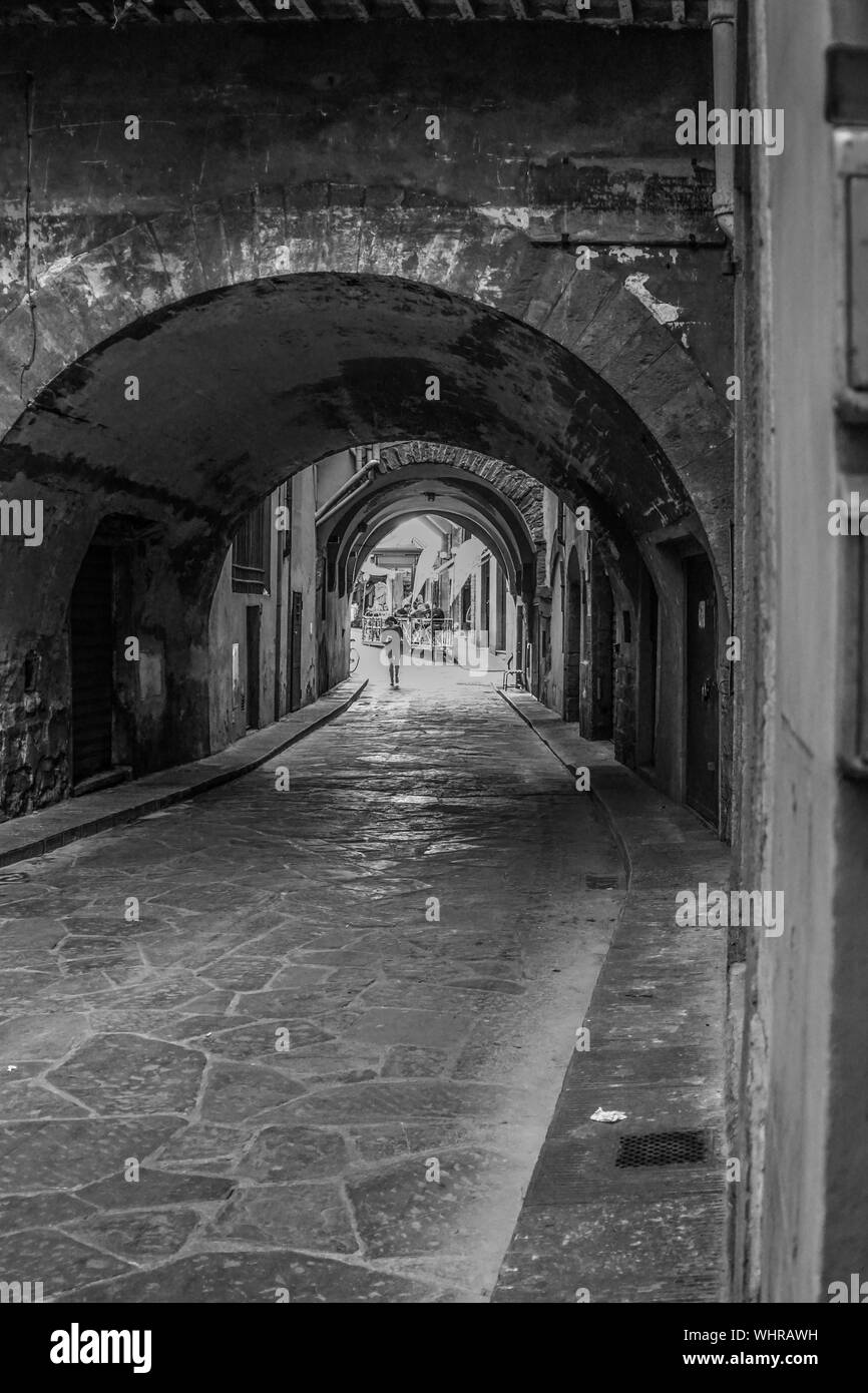 Narrow street with archway hi-res stock photography and images - Alamy
