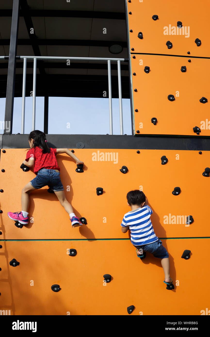 Wall climbing and children hi-res stock photography and images - Alamy