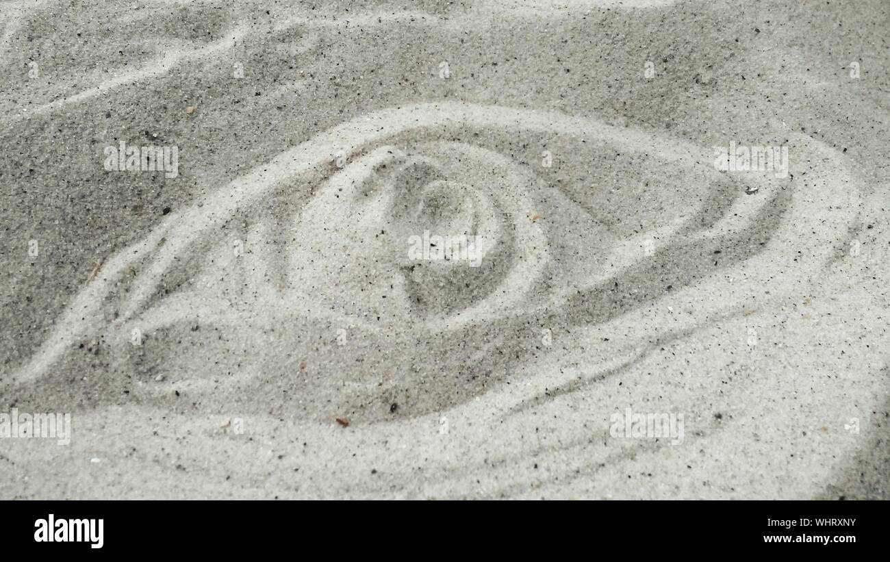 Sand drawn eye hi-res stock photography and images - Alamy