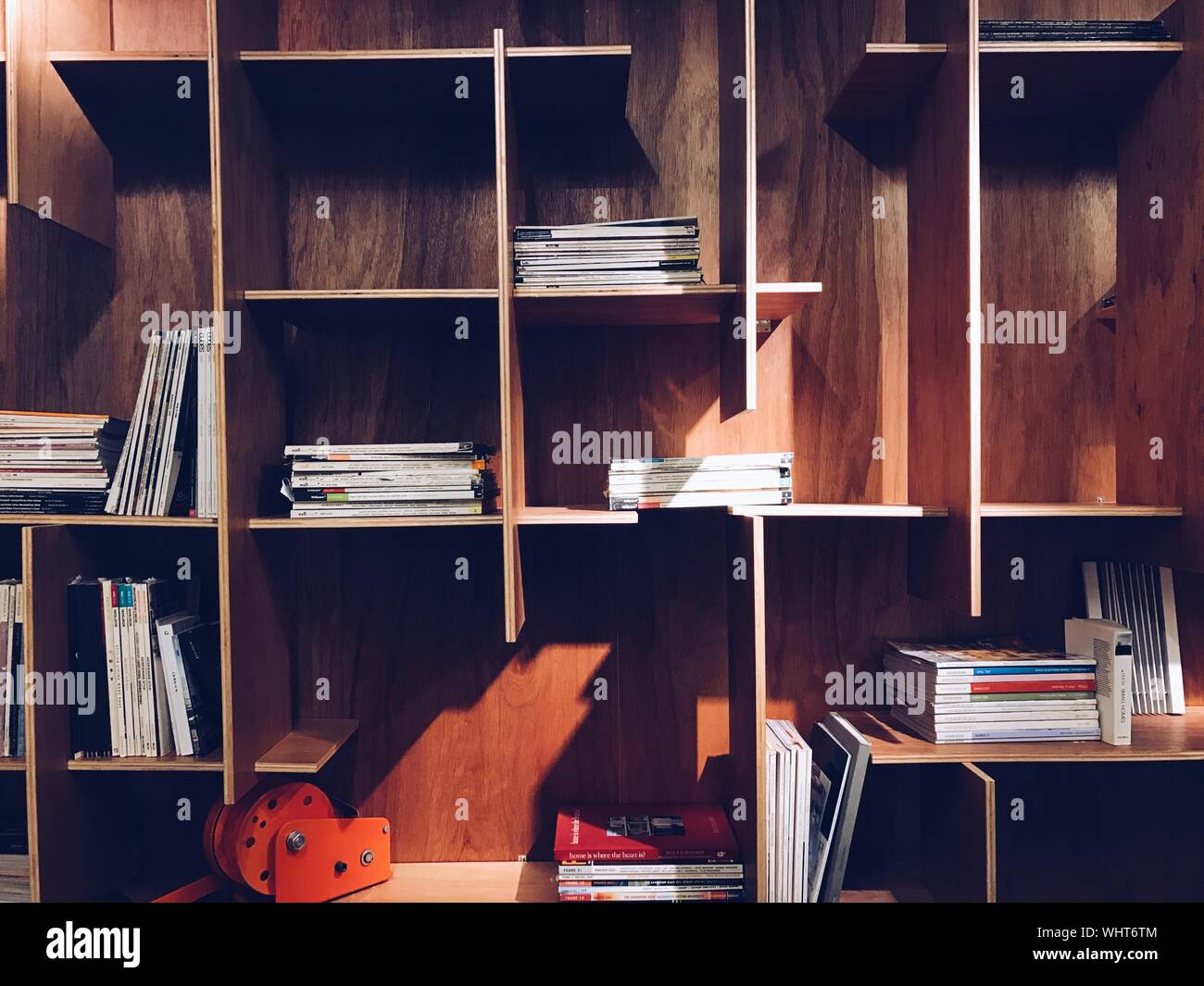 Full bookshelf hi-res stock photography and images - Alamy