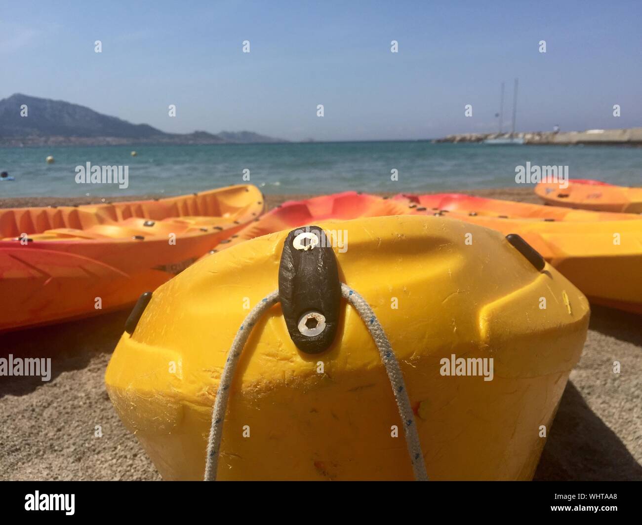 Yellow canoes hi-res stock photography and images - Alamy
