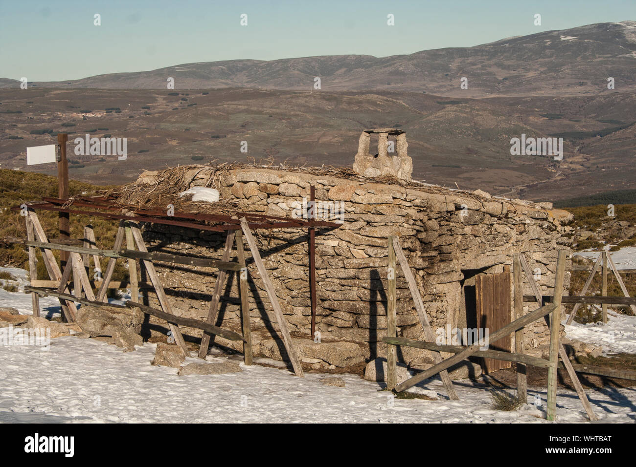Broken ruins hi-res stock photography and images - Alamy