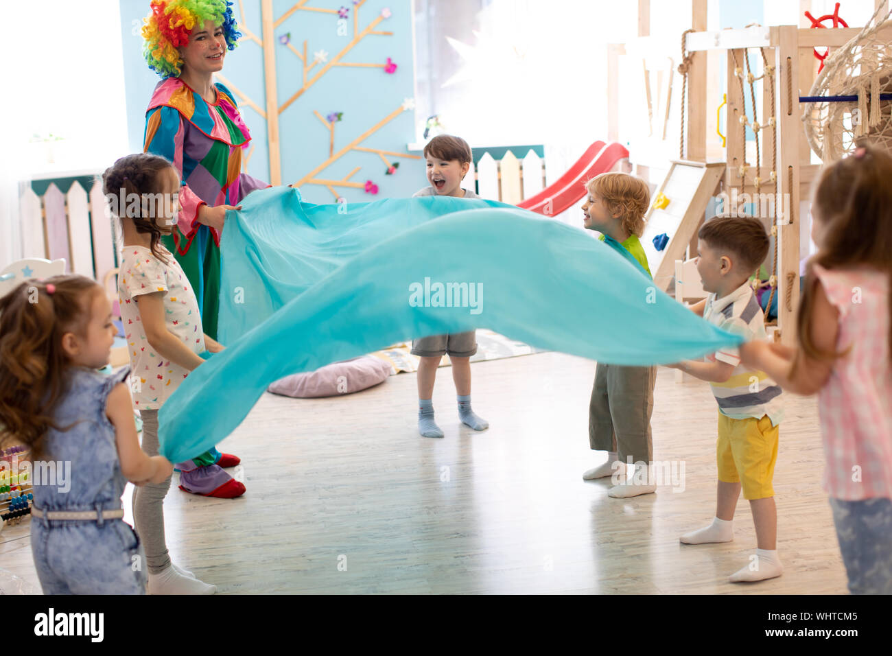 Clown entertaining children party hi-res stock photography and images ...