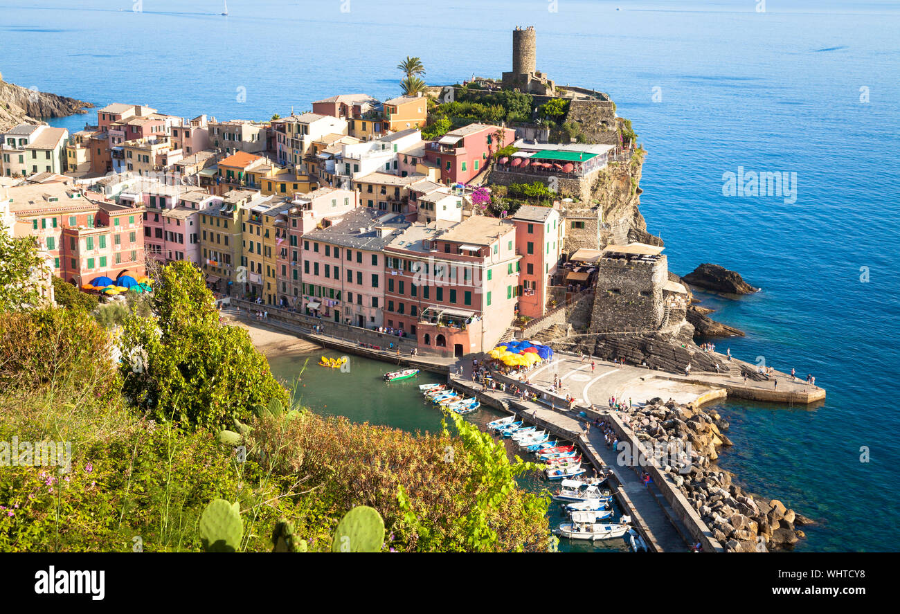 Vernazza beach and town hi-res stock photography and images - Alamy